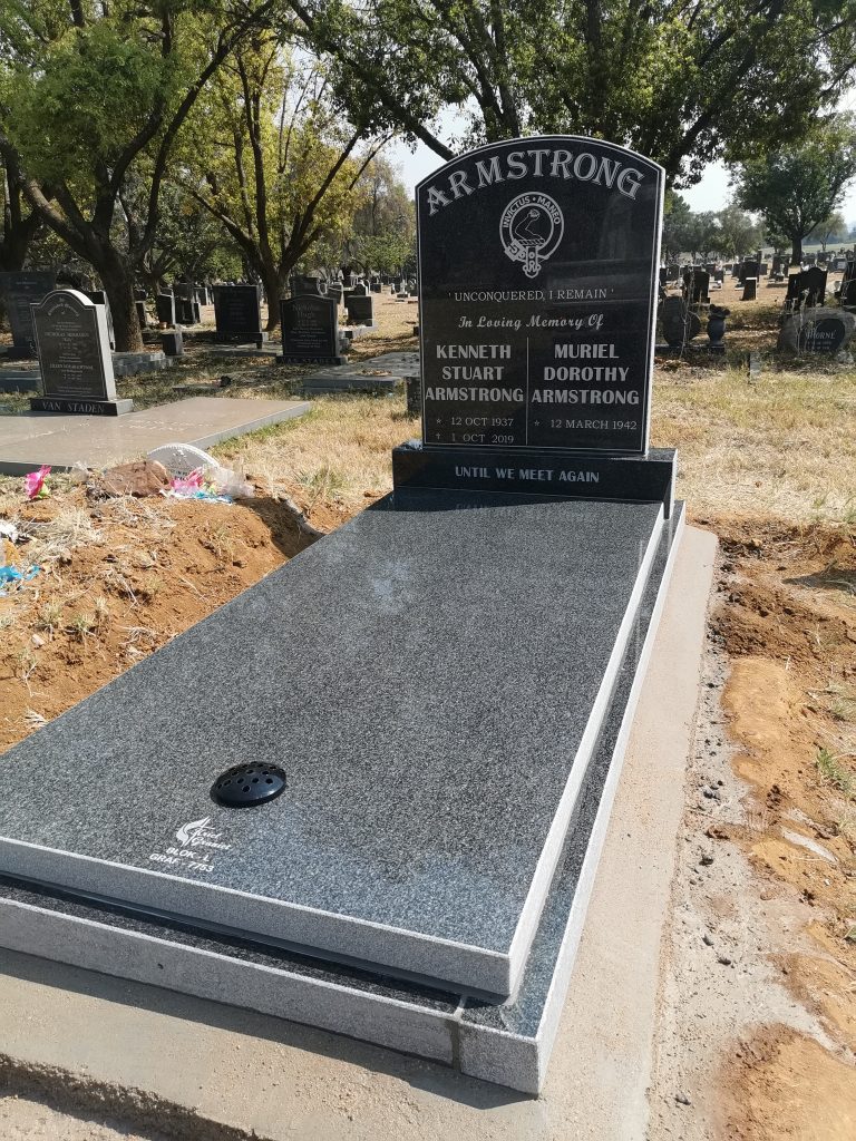 S34 – Full Tombstones – Volgrafstene, Kopstukke, Baba Grafstene, Dubble ...